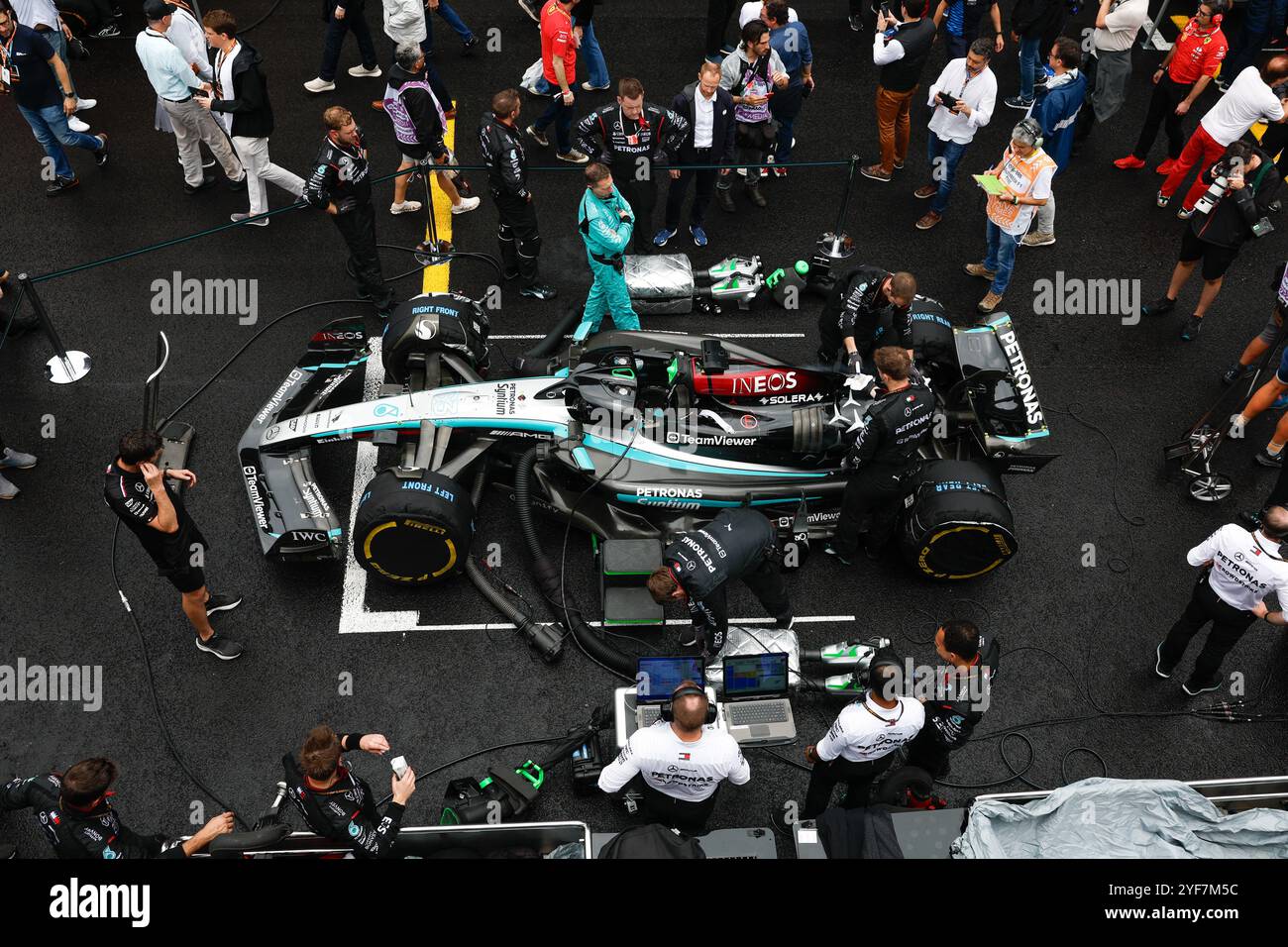 63 RUSSELL George (gbr), Mercedes AMG F1 Team W15, starting grid ...