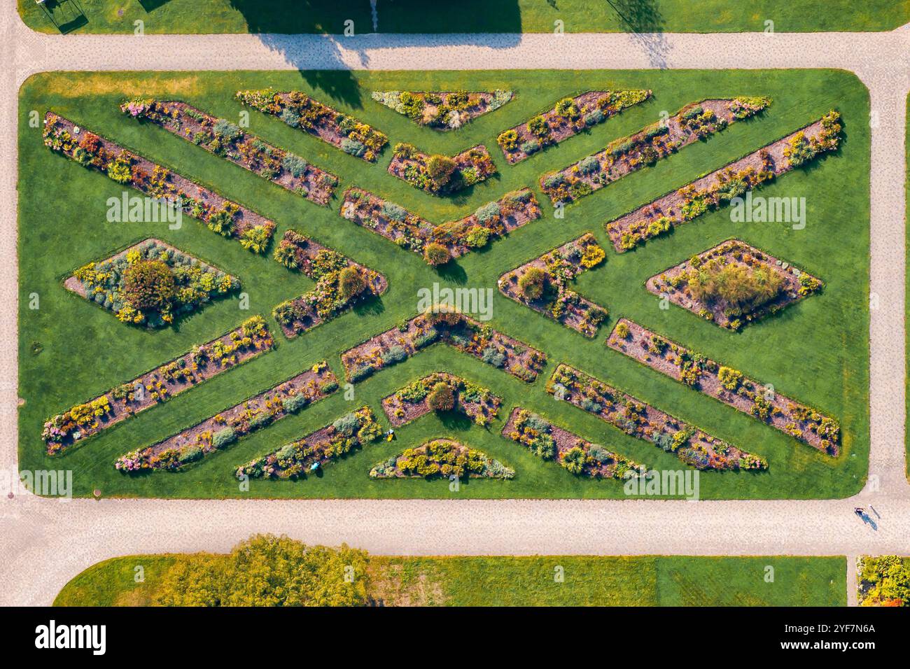 Symmetrical landscape gardening hi-res stock photography and images - Alamy