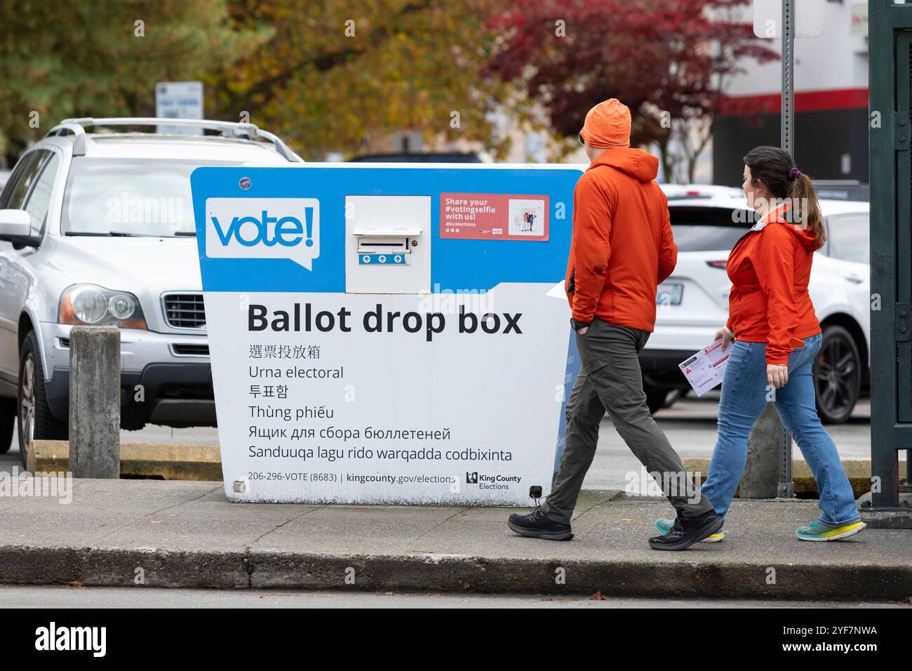Seattle, Washington, USA. 3rd November, 2024. A couple casts their ...