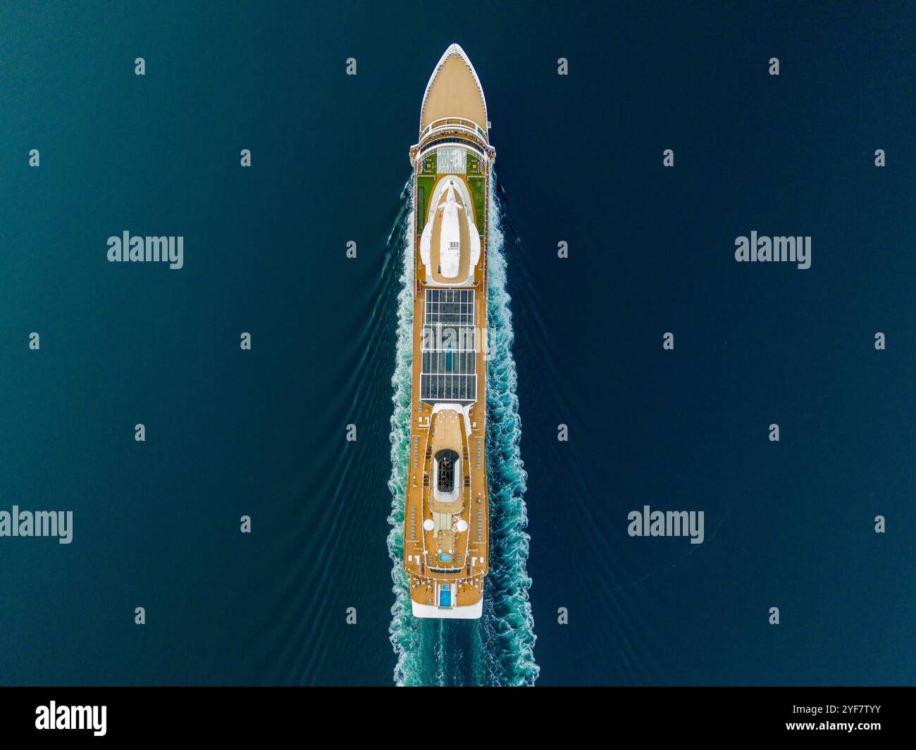Cutting through waves hi-res stock photography and images - Alamy