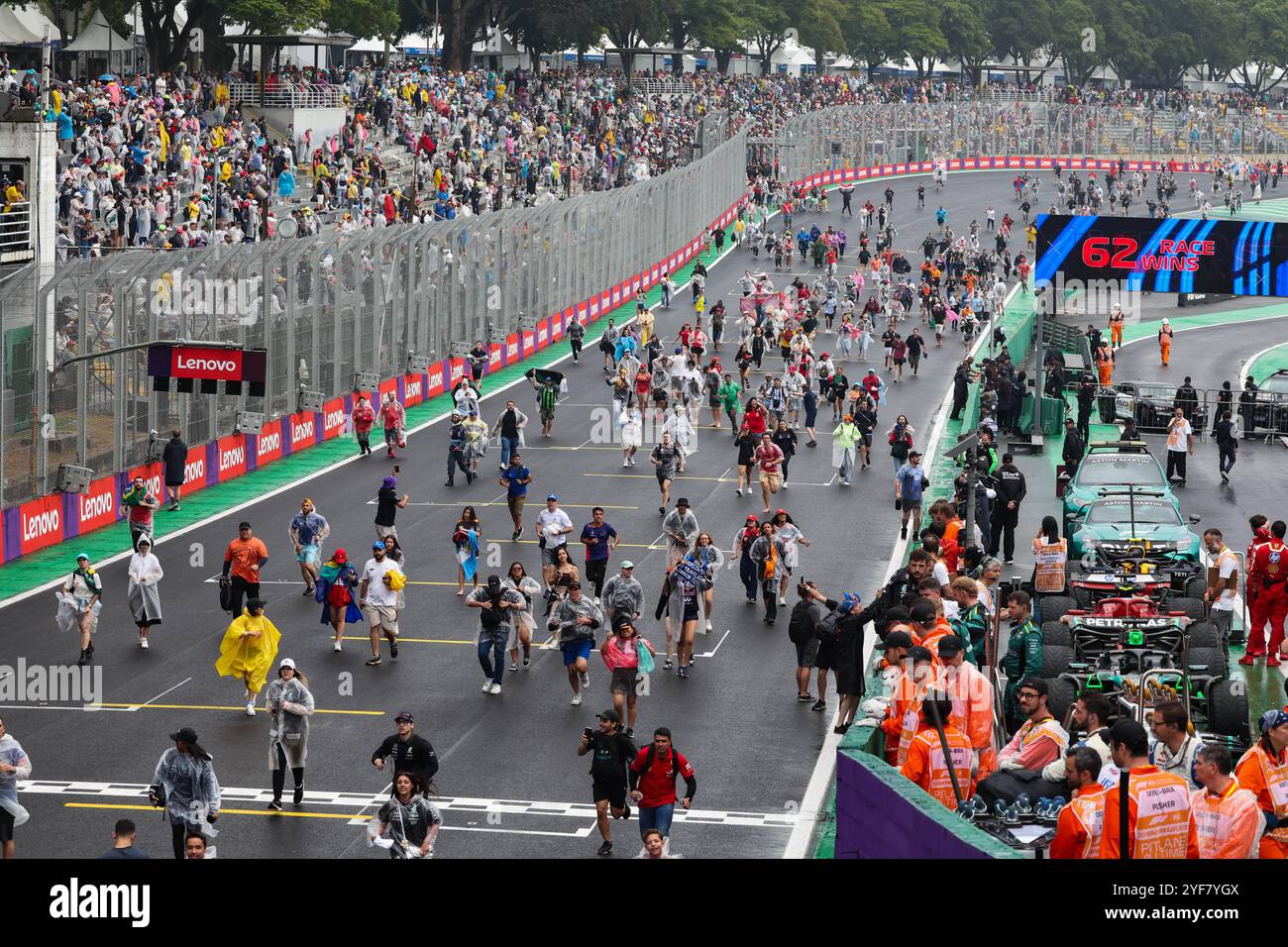 spectators, fans, crowd, foule, fans, fan, spectators on the track ...