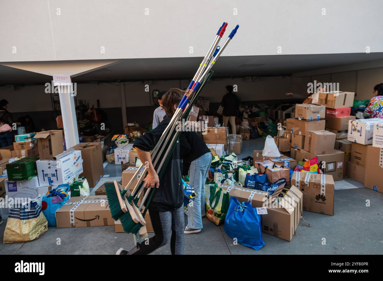 Volunteers organize citizen donations of water, medicines, diapers ...
