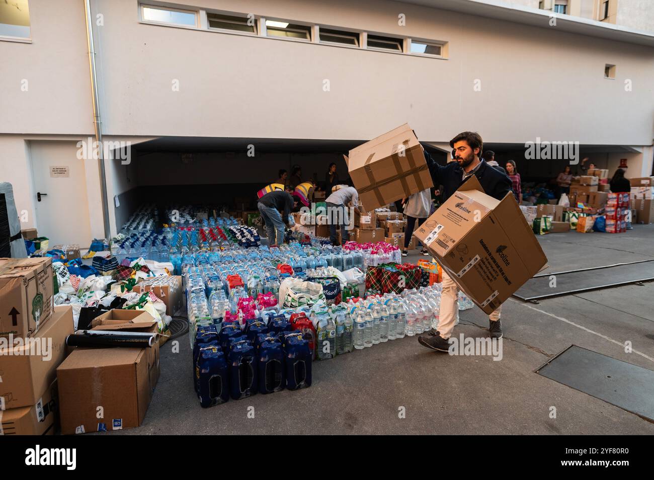 Volunteers organize citizen donations of water, medicines, diapers ...
