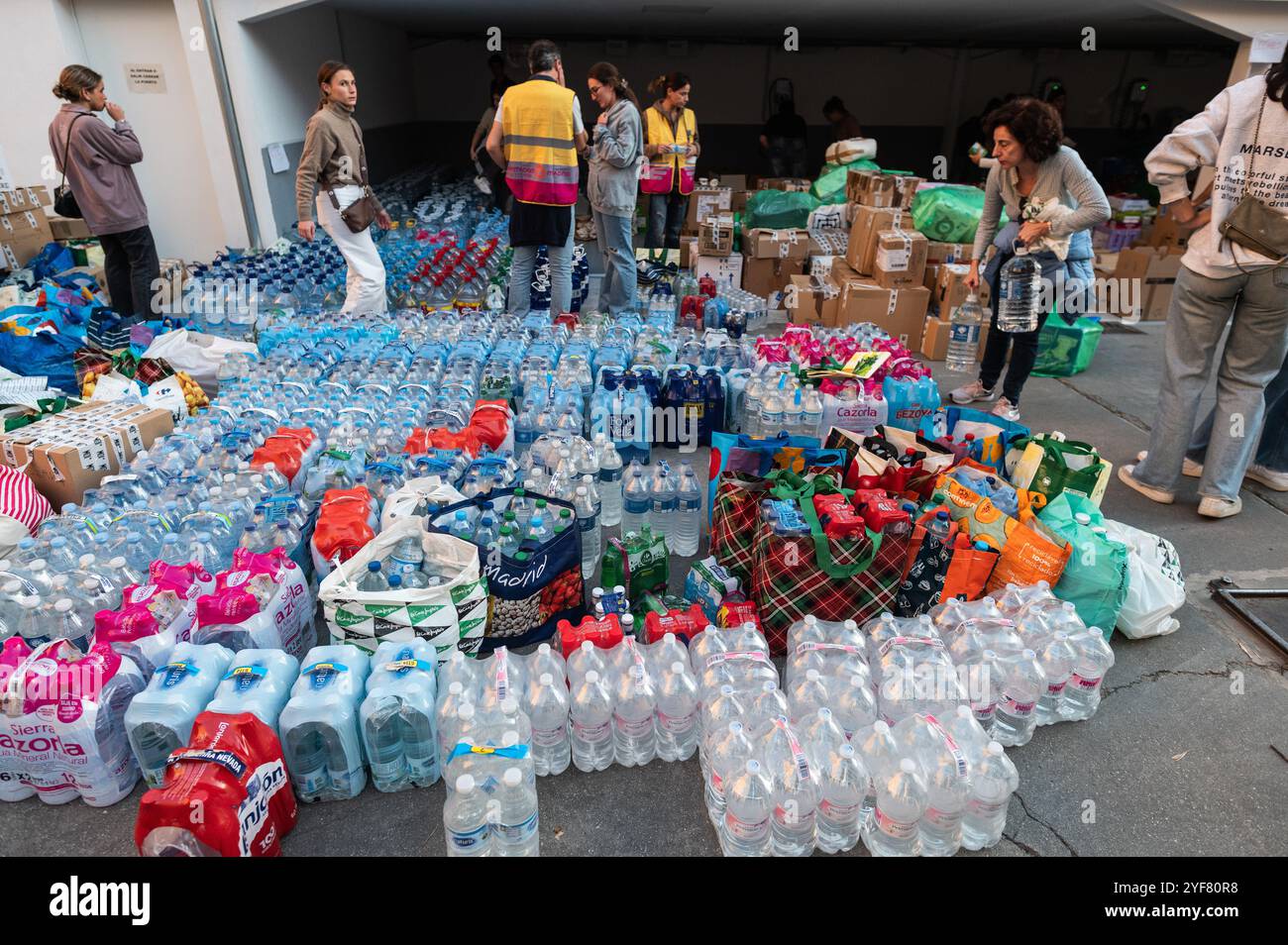Volunteers organize citizen donations of water, medicines, diapers ...