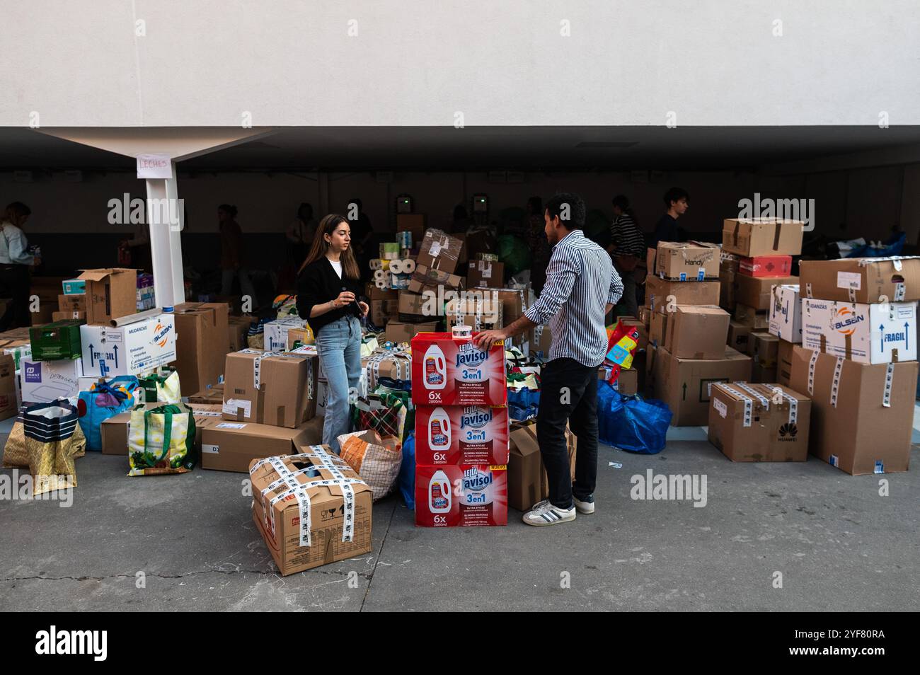 Volunteers organize citizen donations of water, medicines, diapers ...
