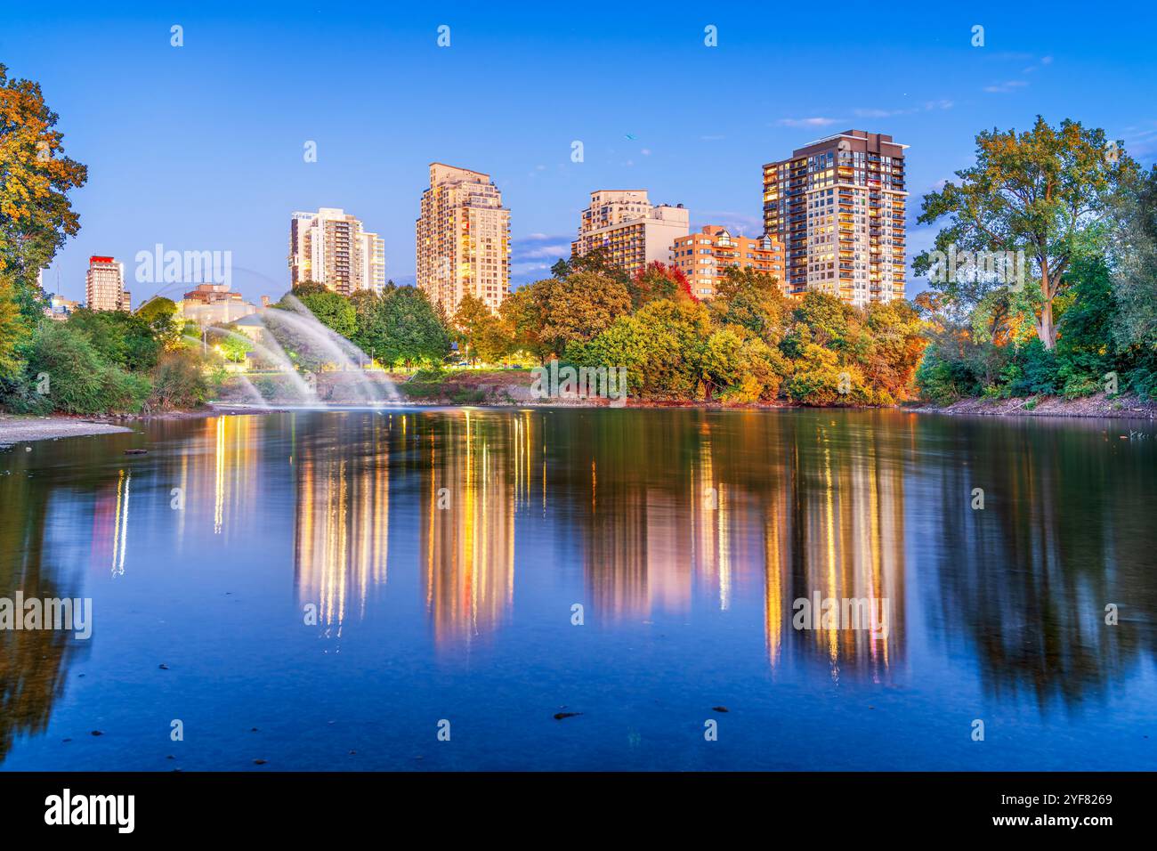 London waterfront skyline hi-res stock photography and images - Alamy