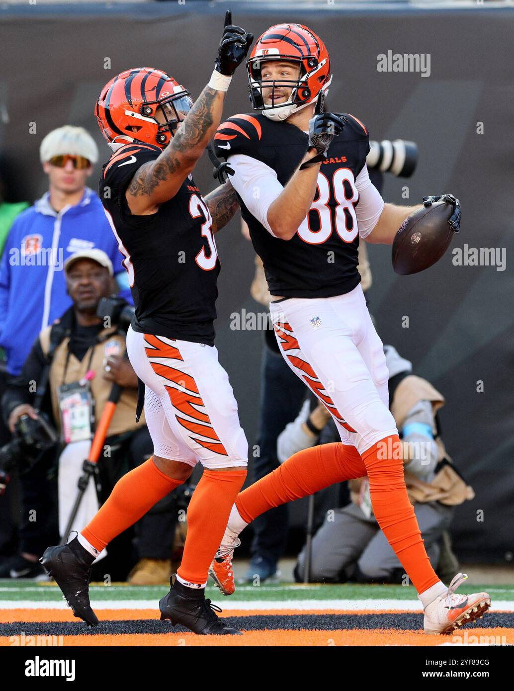 Cincinnati, United States. 03rd Nov, 2024. Cincinnati Bengals tight end ...