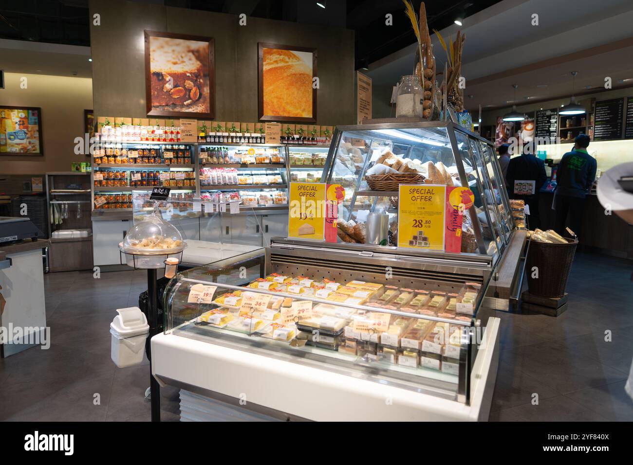 Cake display in a coffee shop hi-res stock photography and images - Alamy