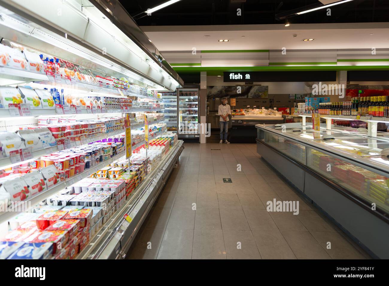 Supermarket yoghurt display hi-res stock photography and images - Alamy