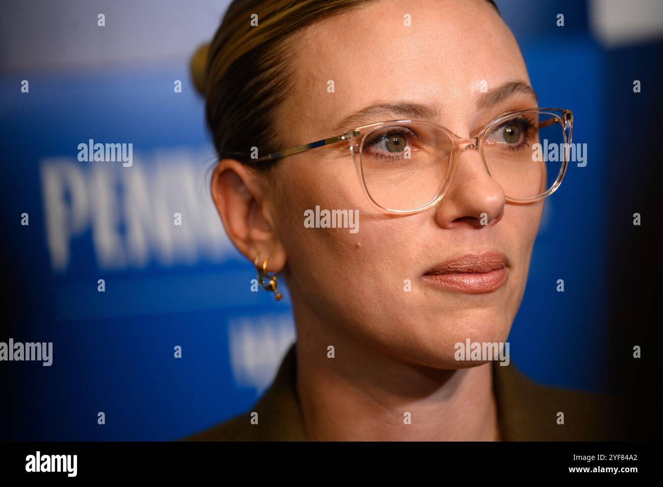Pittsburgh, USA. 03rd Nov, 2024. Actress Scarlett Johansson speaks with ...