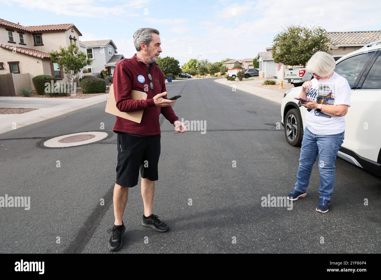 Mesa, USA. 03rd Nov, 2024. Volunteers Jessica and Kevin go door to door ...