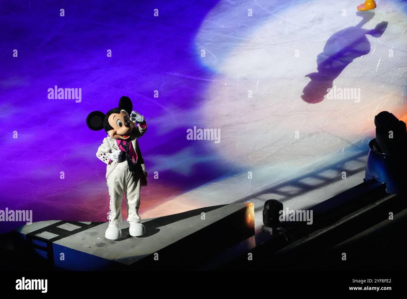 Mickey disney on ice hi-res stock photography and images - Alamy
