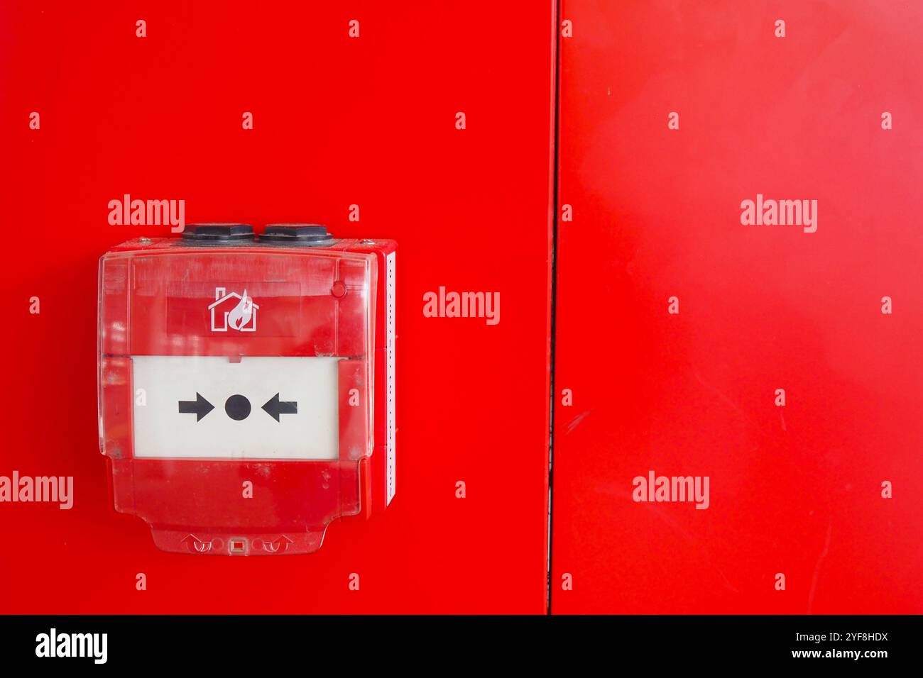 Red fire alarm button on wall Stock Photo - Alamy