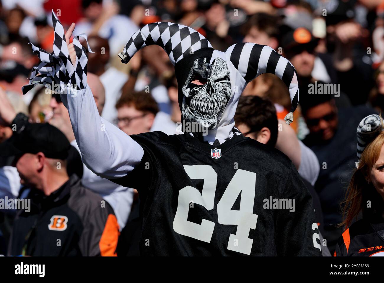 Las Vegas Raiders fans cheer for their team against the Cincinnati ...