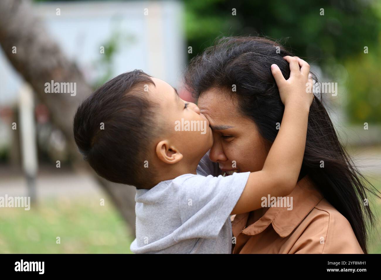 Heartwarming moment parent child hi-res stock photography and images ...