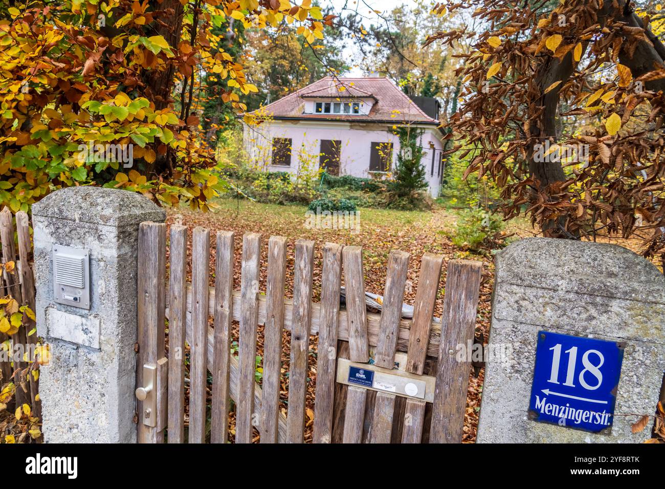 Leerstehende Villa mit riesigem Garten in Obermenzing, München ...