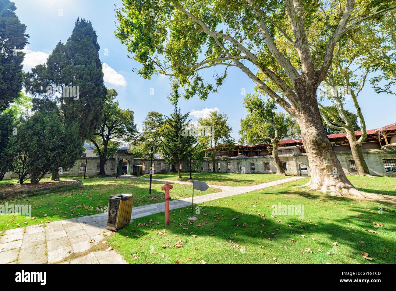 Scenic gardens of the Suleymaniye Mosque in Istanbul, Turkey Stock ...