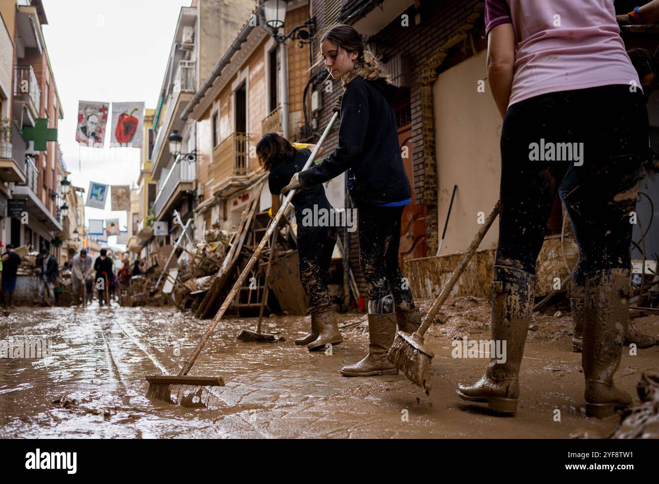 Paiporta, Spain. 03rd Nov, 2024. Locals and volunteers are seen ...