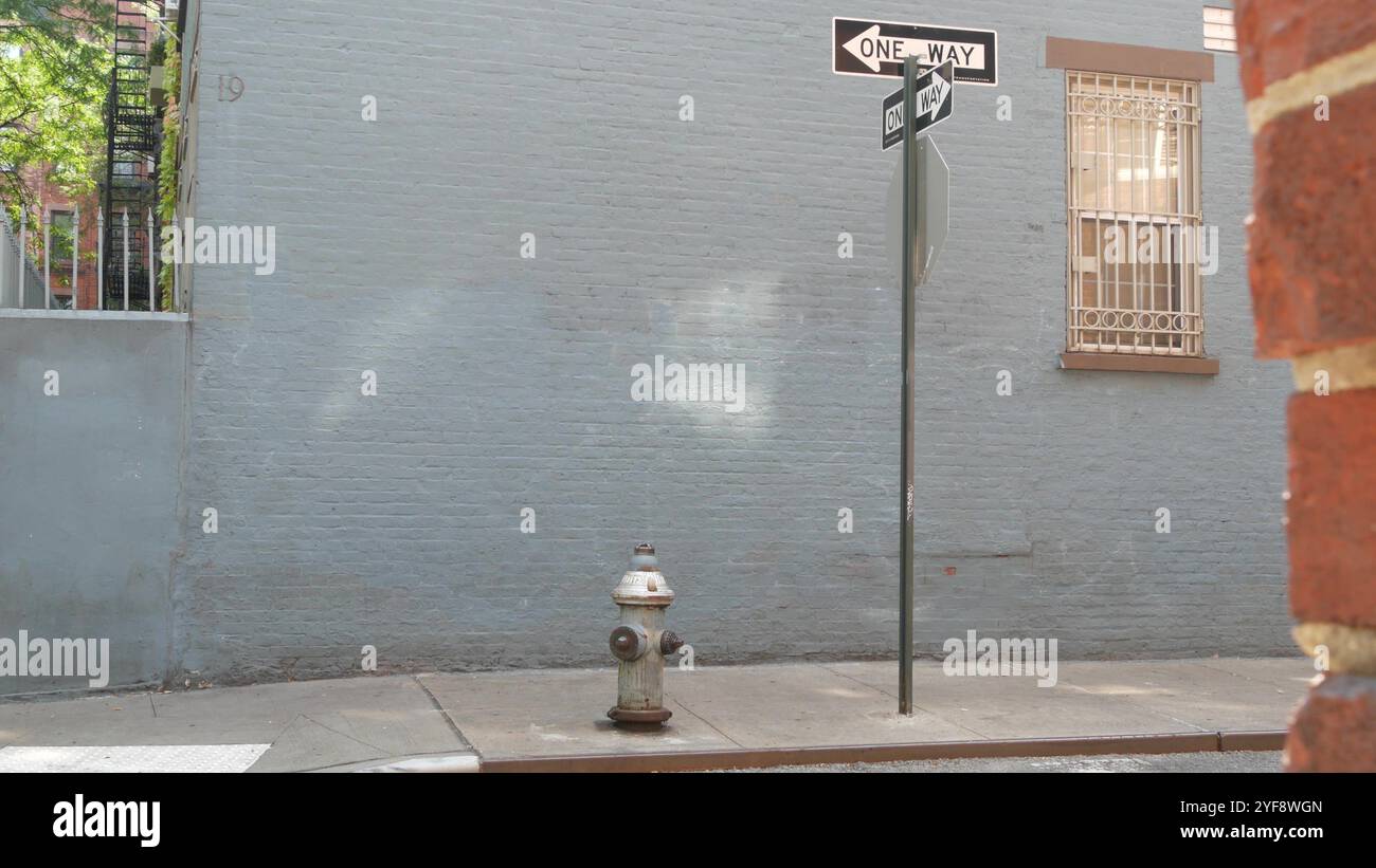 New York City oneway crossroad, Minetta street intersection one way ...