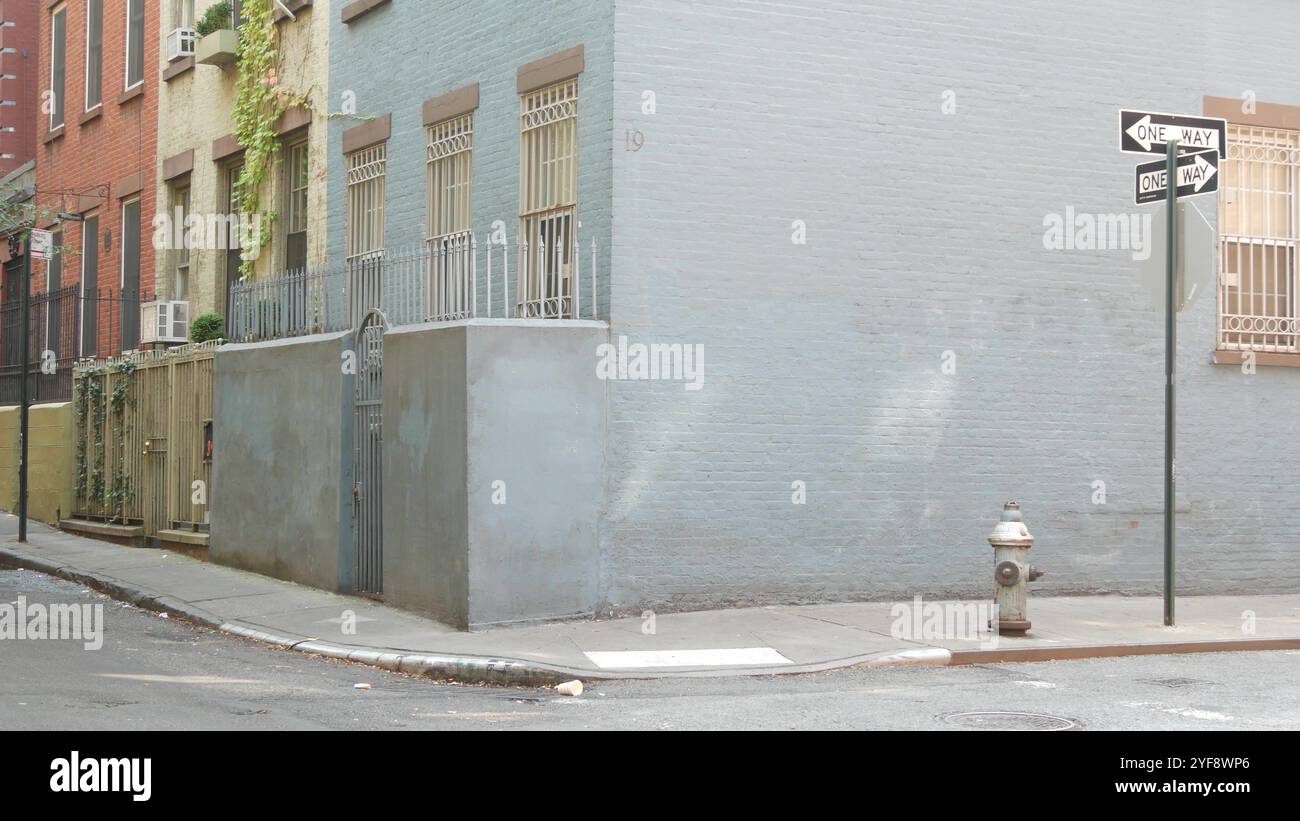 New York City oneway crossroad, Minetta street intersection one way ...