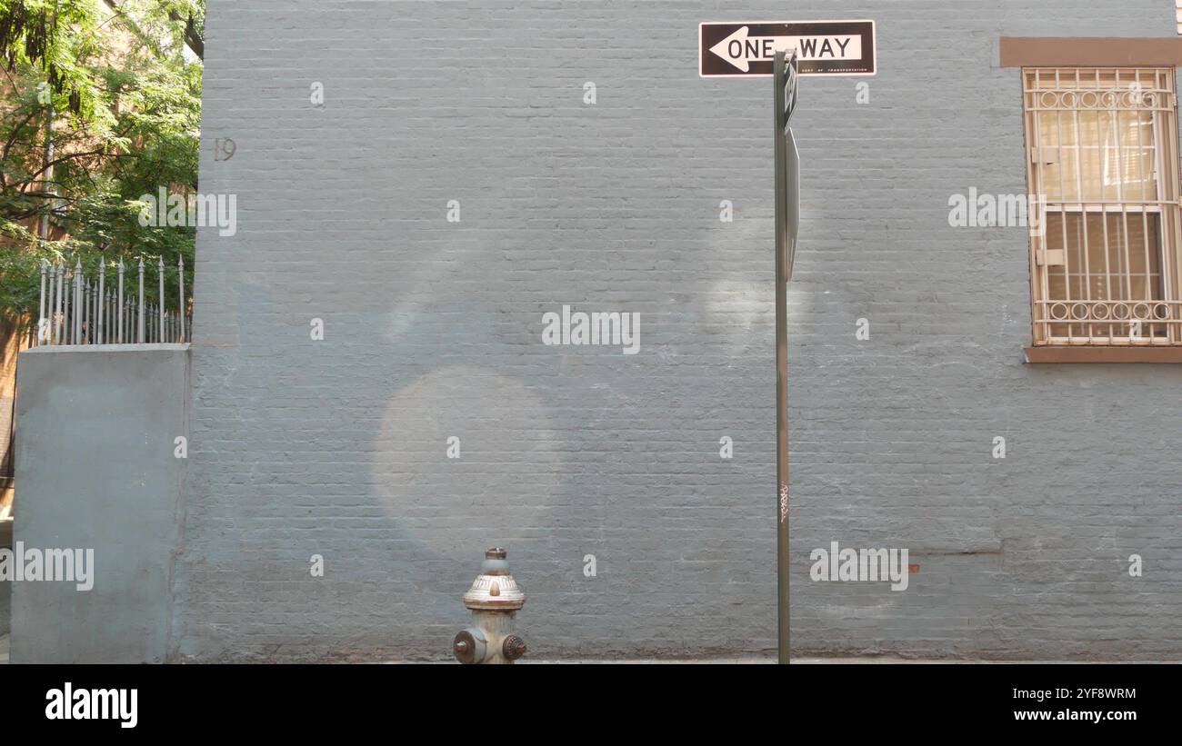 New York City oneway crossroad, Minetta street intersection one way ...