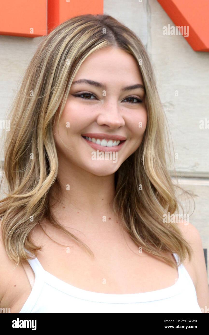 Madelyn cline outer banks hi-res stock photography and images - Alamy