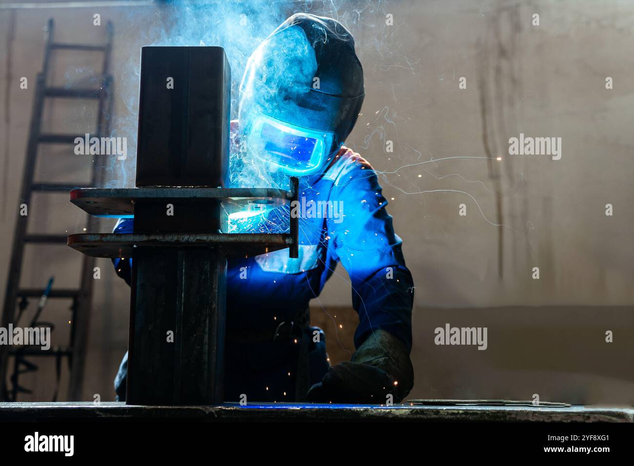 Skillful metal worker working arc hi-res stock photography and images ...