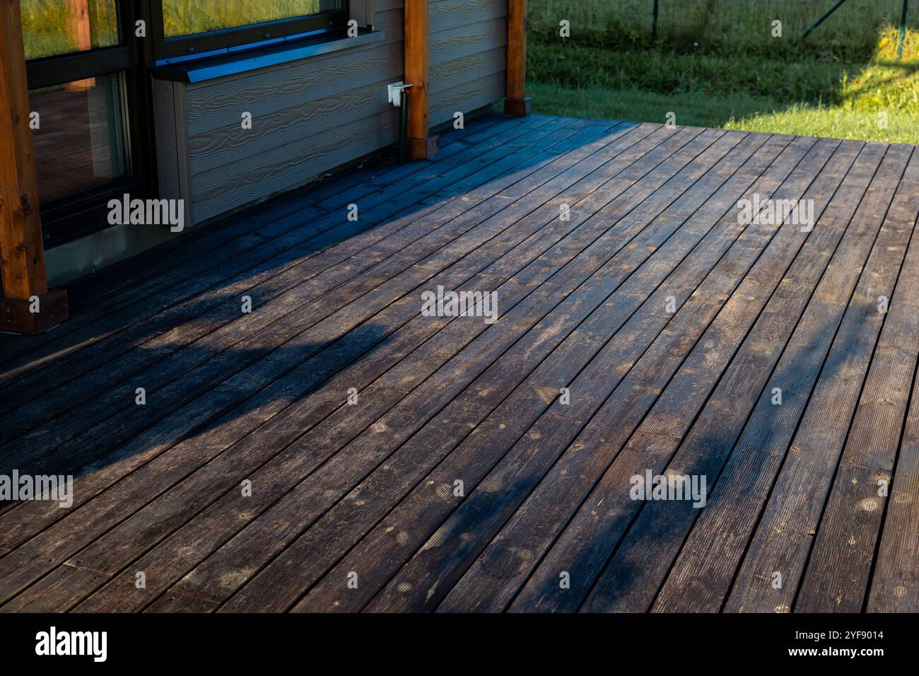 Wet terrace wood planks boards with narrow DOF Stock Photo - Alamy