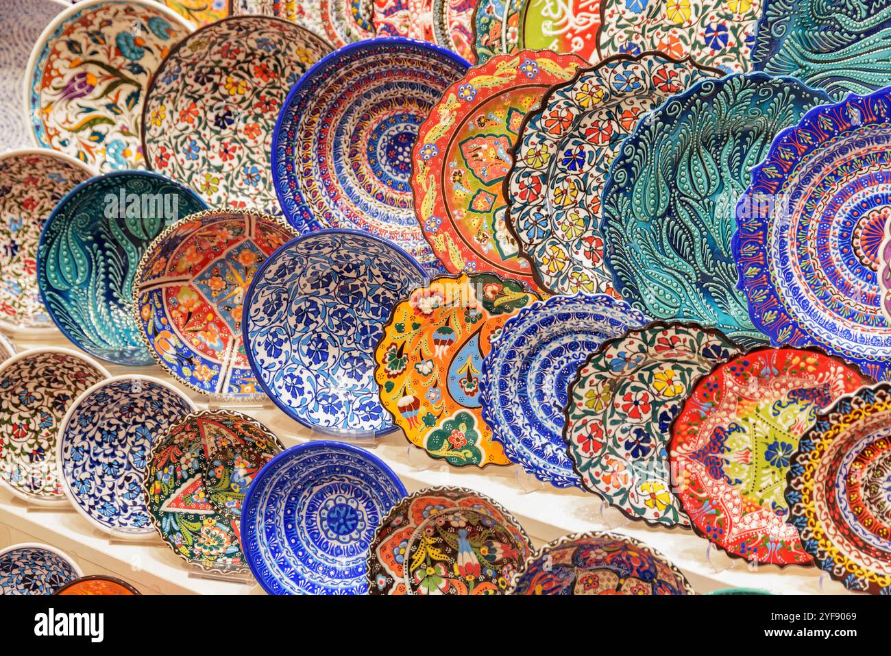 Colorful plates at the Grand Bazaar in Istanbul Stock Photo - Alamy