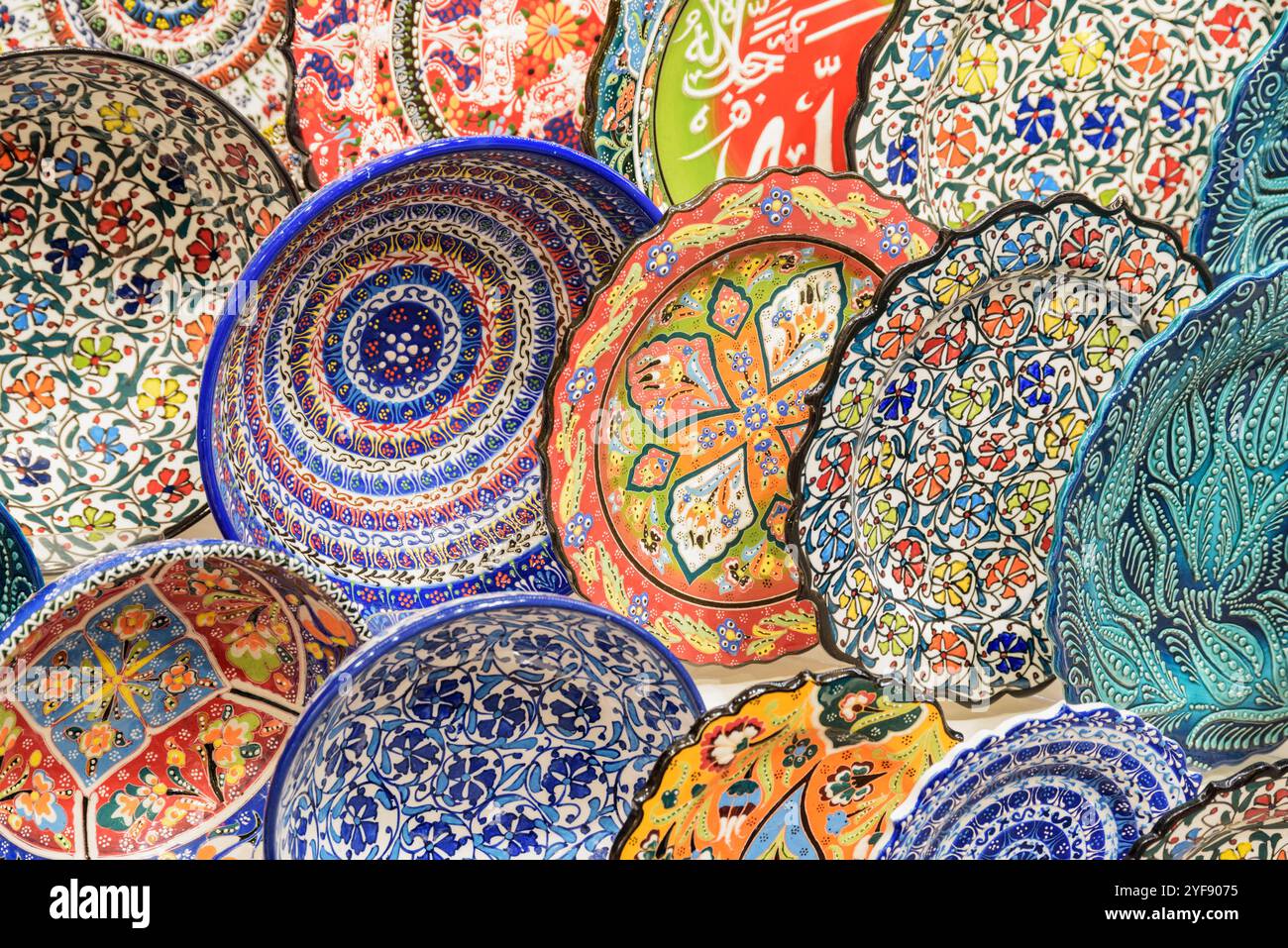 Grand bazaar in istanbul, plates hi-res stock photography and images ...