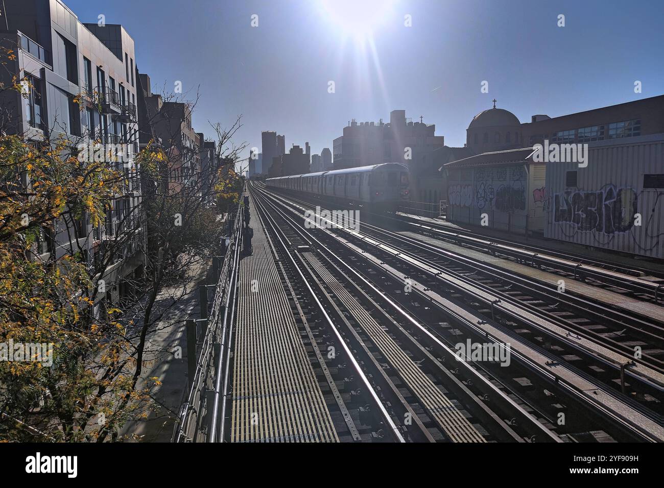 New York City, USA, 01.11.2024: Ein Zug der Subway-Linie N fährt ...