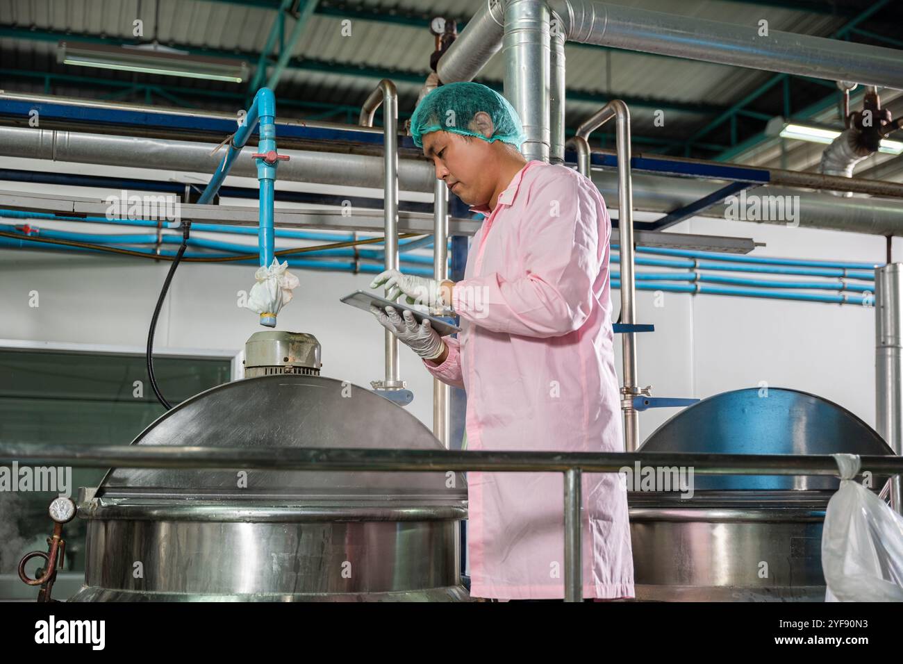 Soda filling with machine hi-res stock photography and images - Alamy