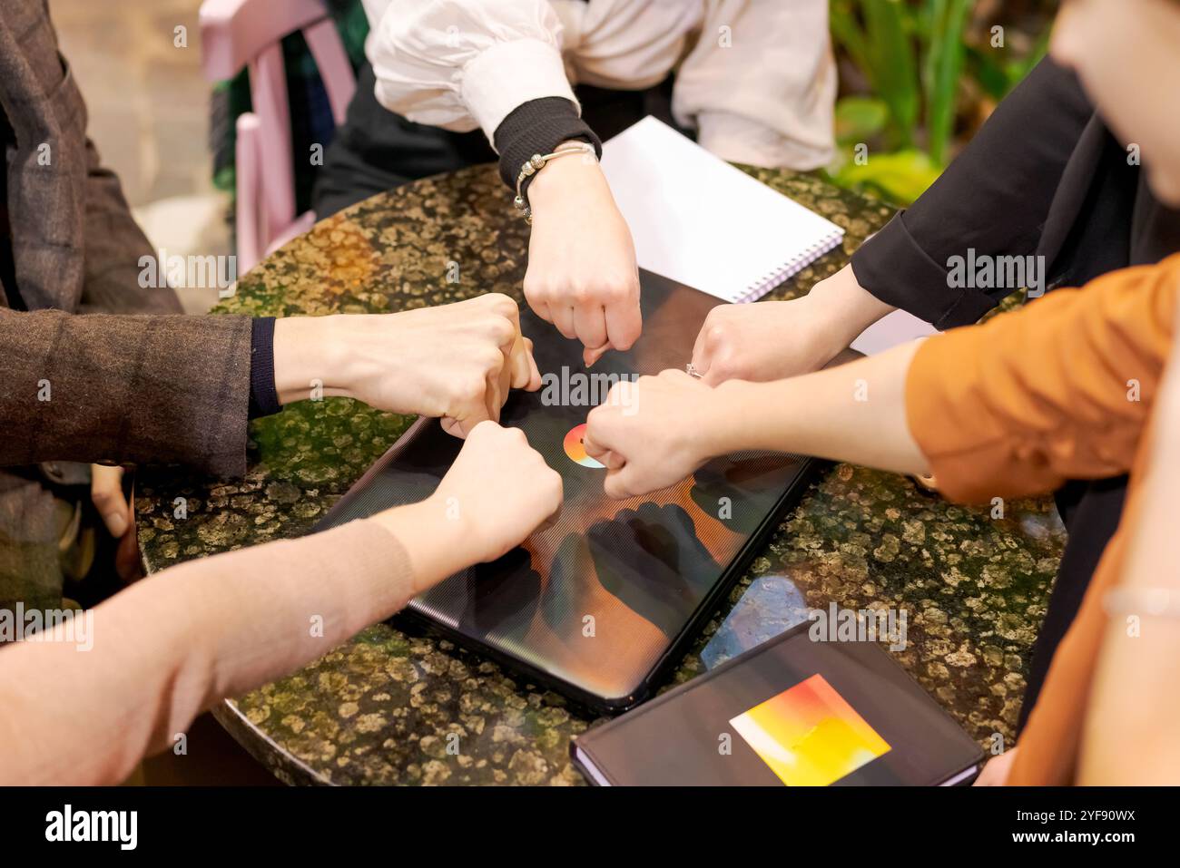 People around table meeting circle hi-res stock photography and images ...