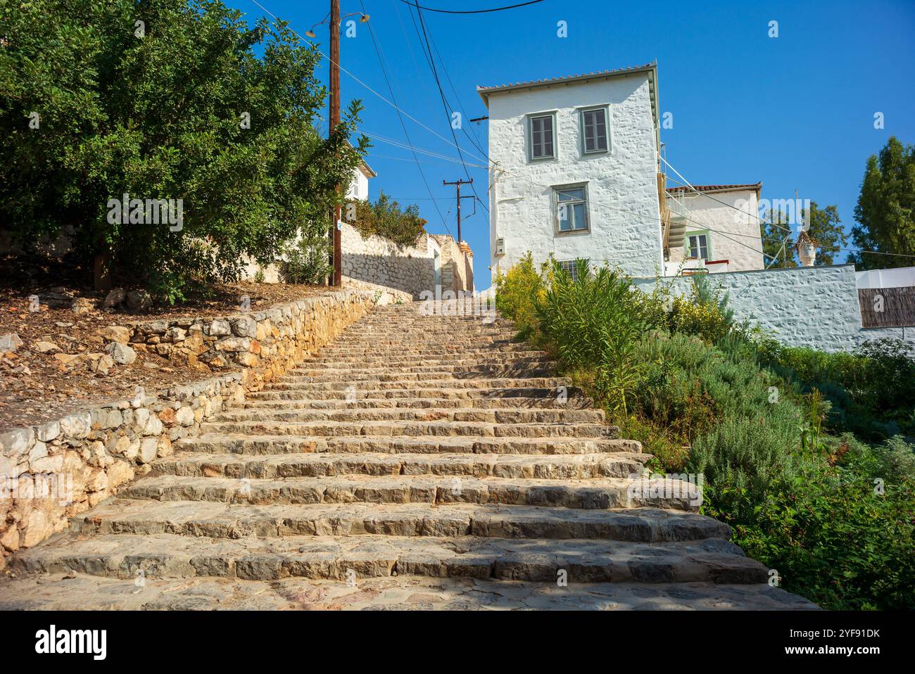 building in a narrow street on the island of hydra, greece *** gebäude ...