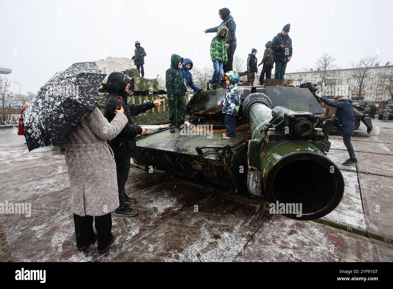 People look at a US-made M1 Abrams battle tank captured by Russian ...