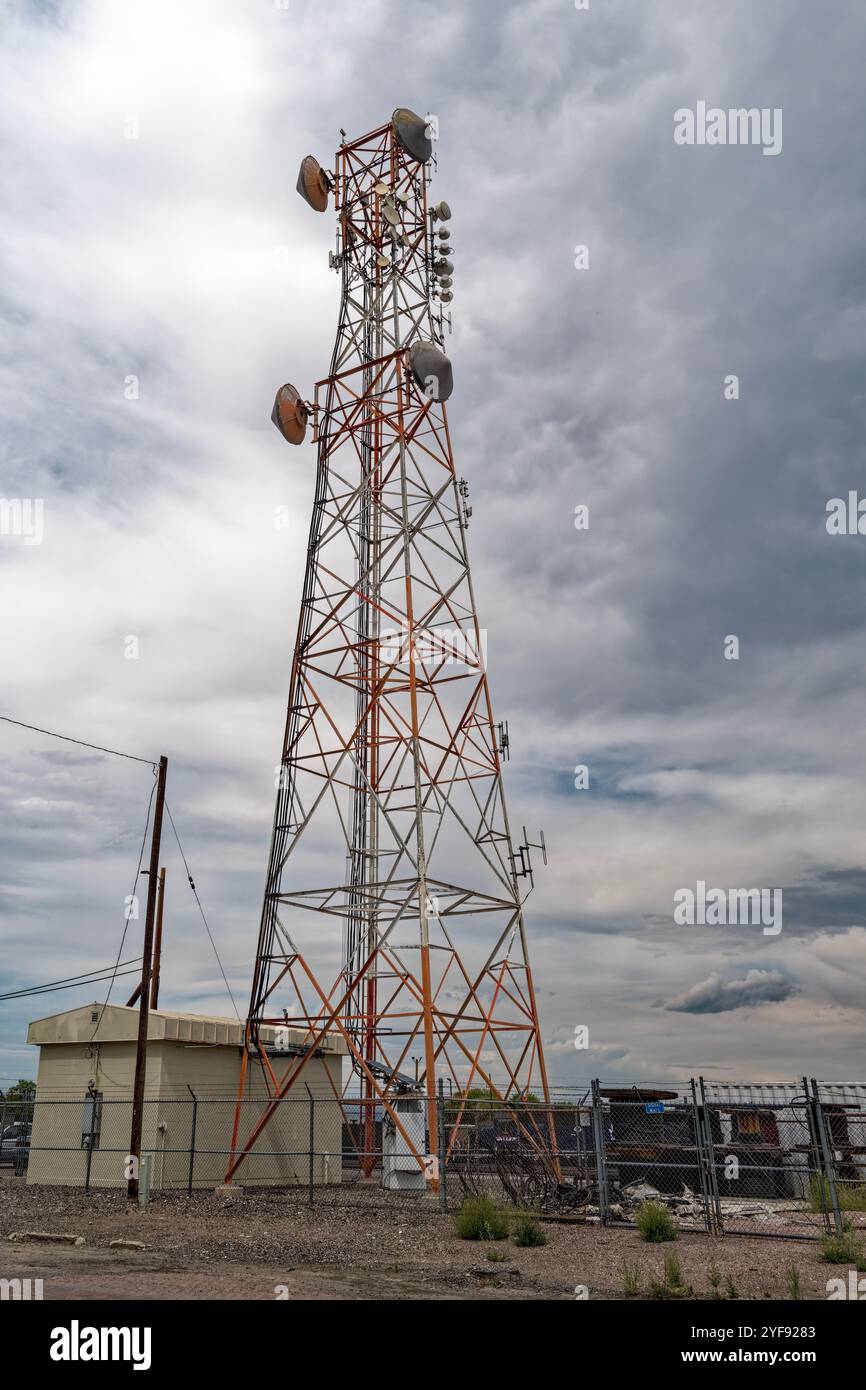 Microwave transmitter grid hi-res stock photography and images - Alamy