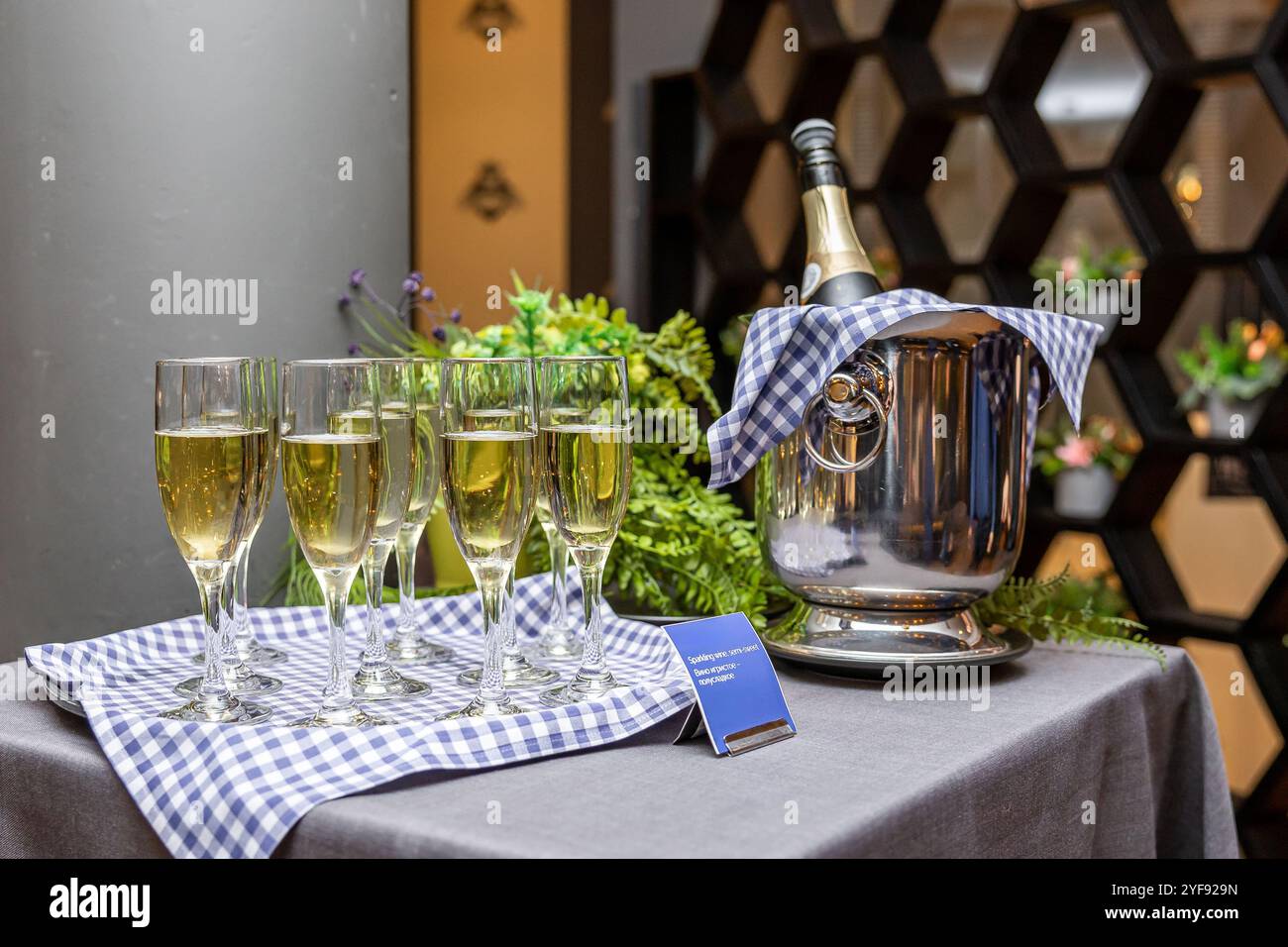 Champagne flutes golden bubbles hi-res stock photography and images - Alamy