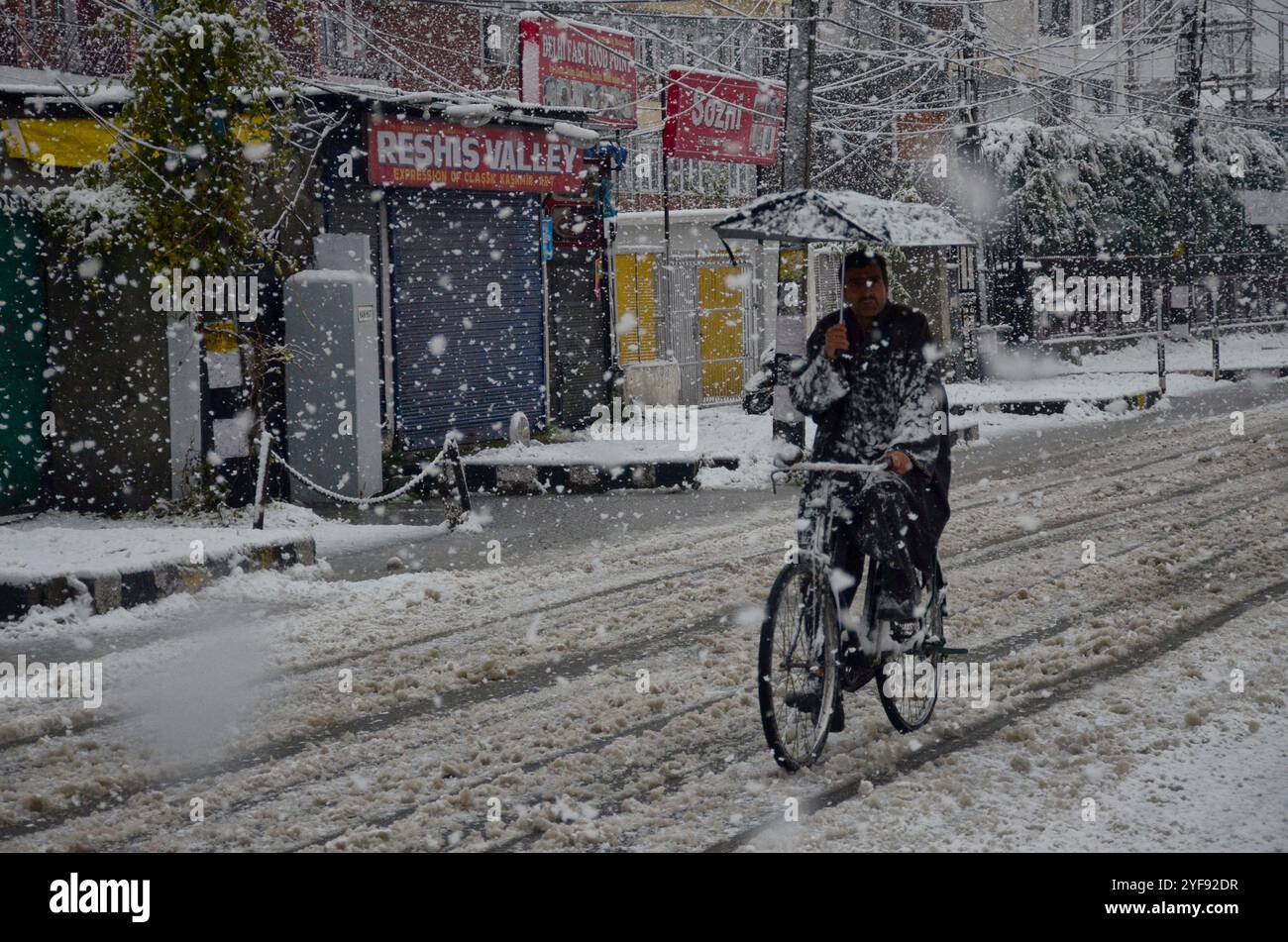 Srinagar, Kashmir. 07 November 2019. The road and buildings in Srinagar ...