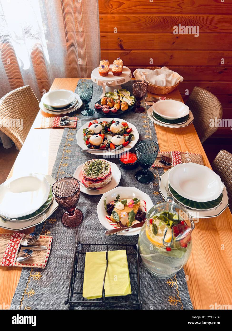 Elegantly set dining table hi-res stock photography and images - Alamy