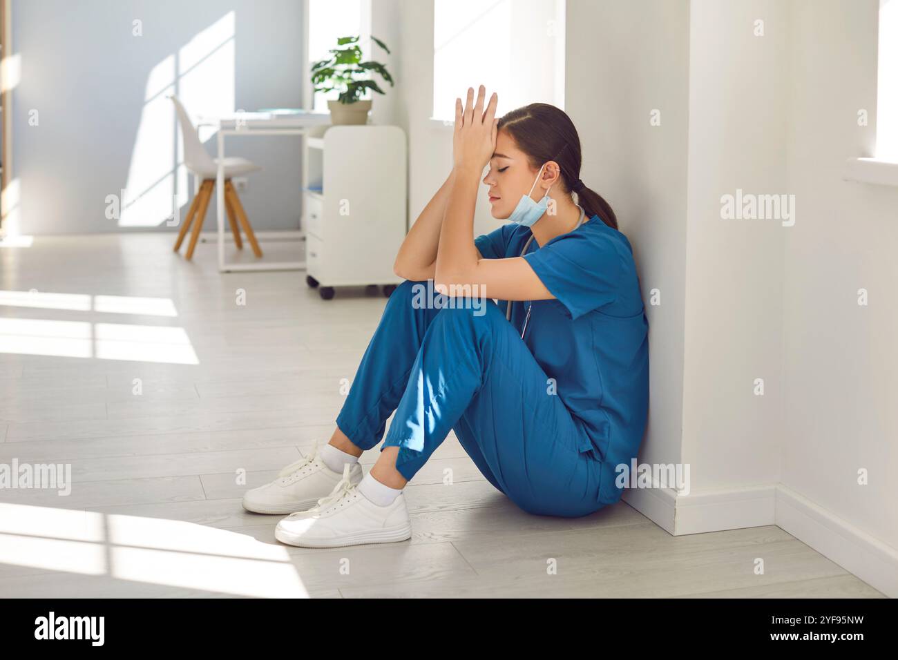 Doctor wearing blue uniform hi-res stock photography and images - Alamy