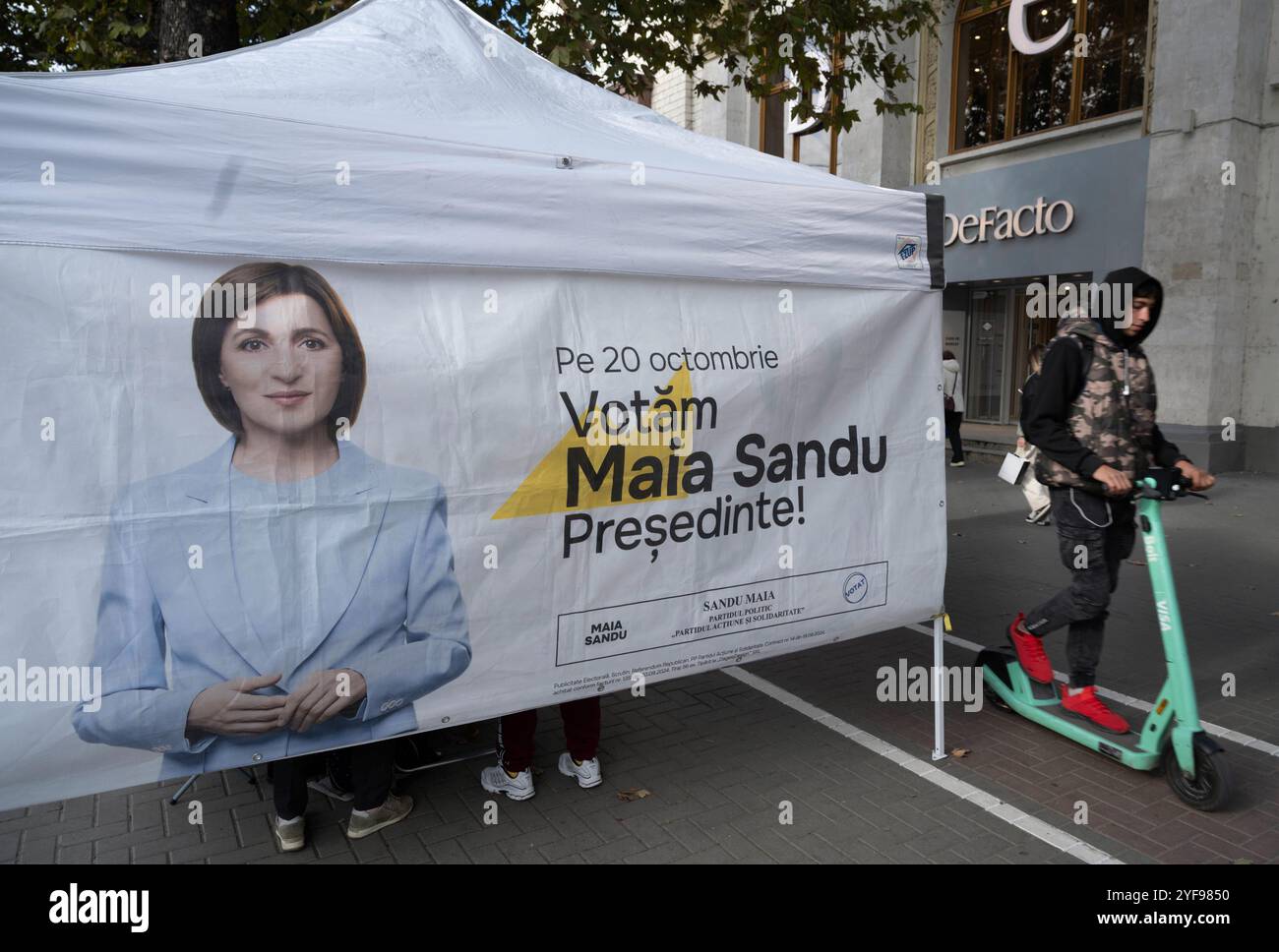 MDA , REPUBLIK MOLDAU / MOLDAWIEN : Eine Wahlwerbung fuer Maia Sandu ...