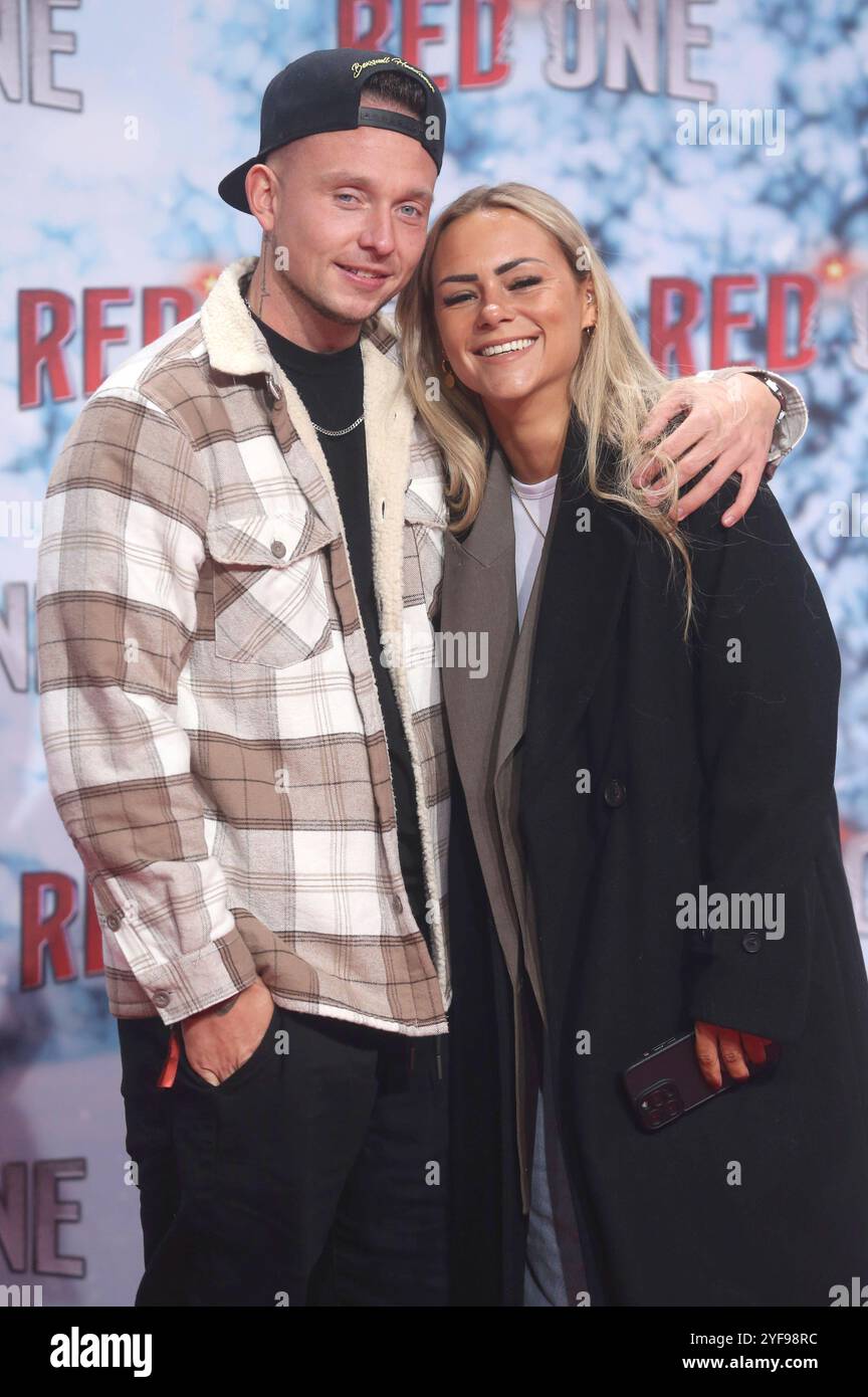 Eugen Kazakov mit Ehefrau Dagi Bee bei der Premiere des Kinofilms Red ...