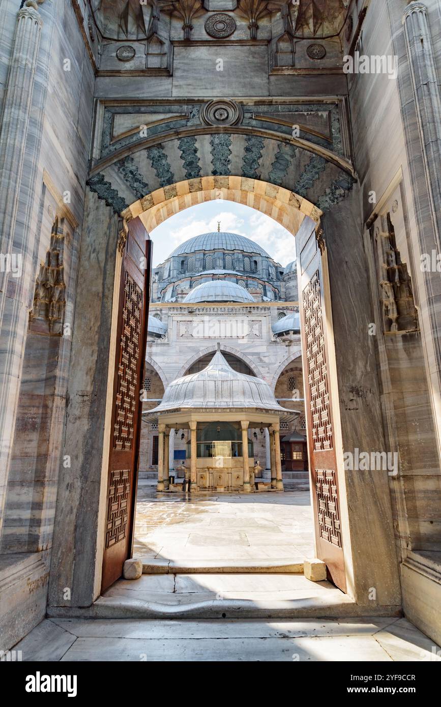 Mosque gate door entrance hi-res stock photography and images - Alamy