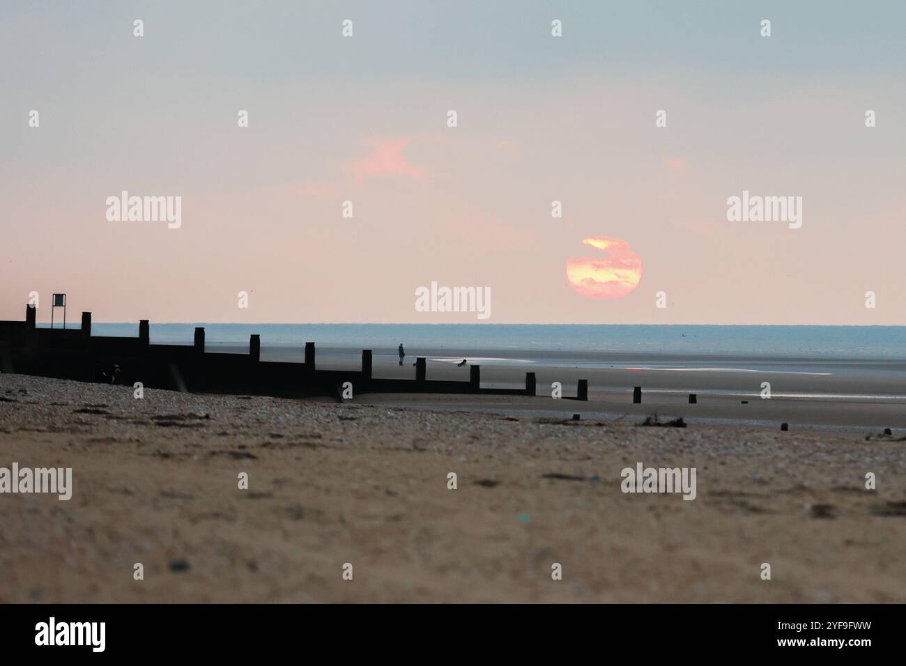 Camber Sands, East Sussex, UK. Monday November 4th, 2024. The sun rises ...