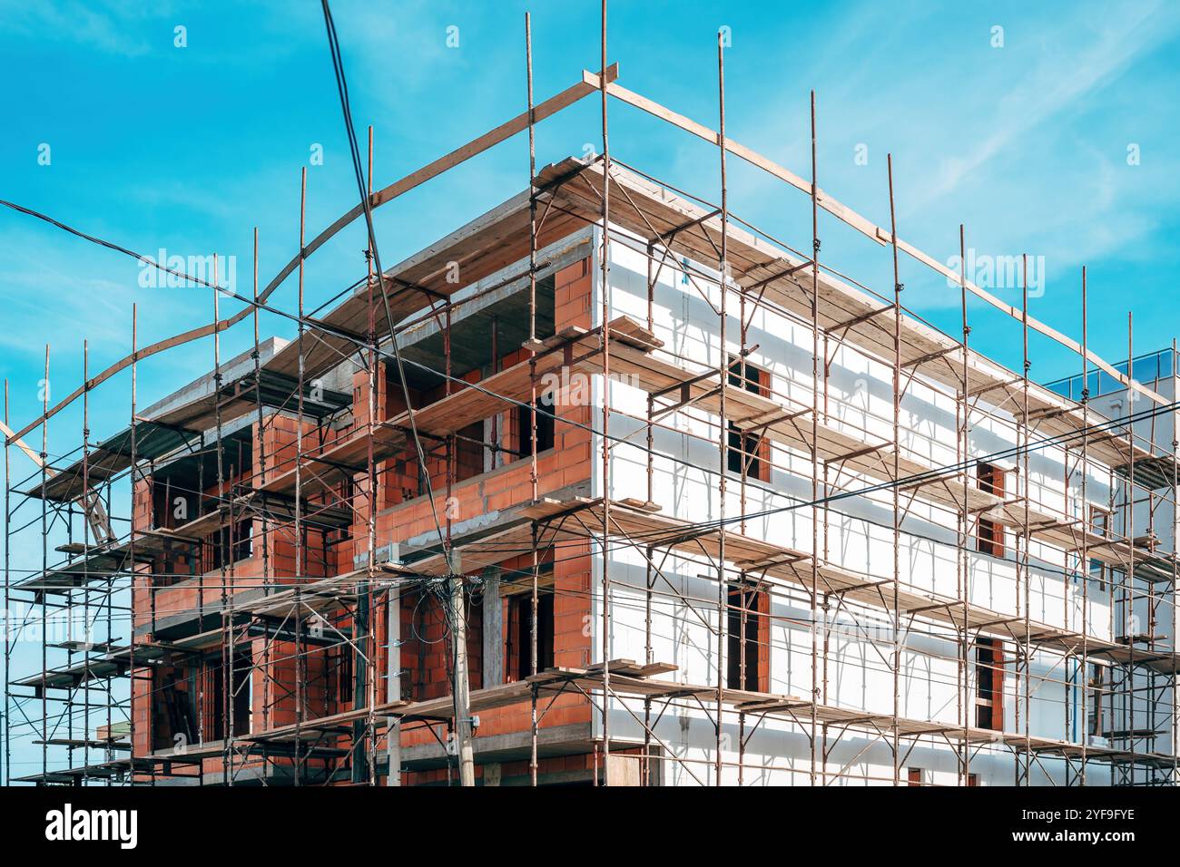 Scaffold scaffolding building house hi-res stock photography and images ...