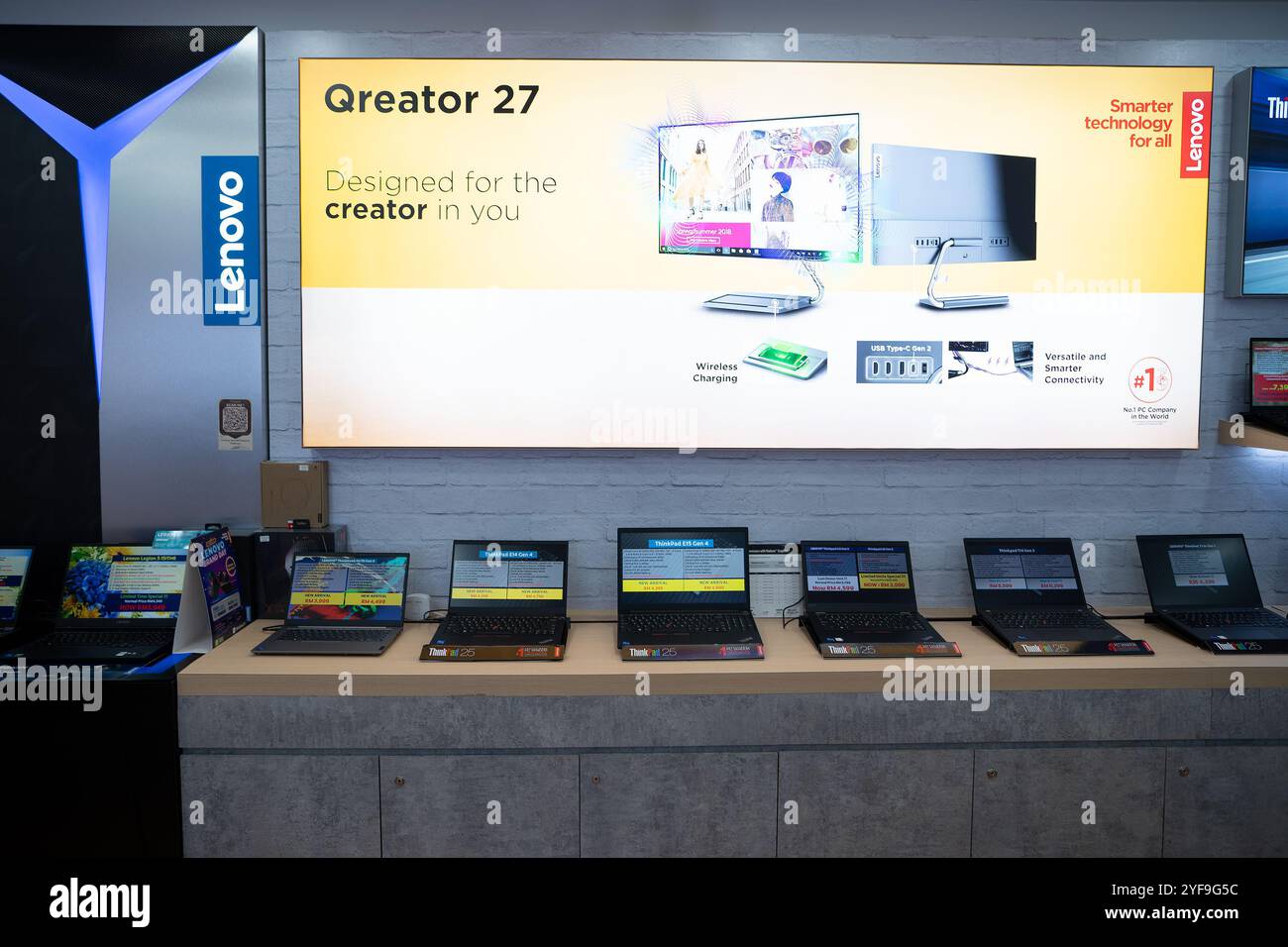 Lenovo laptops on display hi-res stock photography and images - Alamy