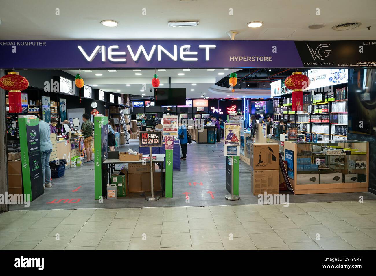 Low yat plaza hi-res stock photography and images - Alamy