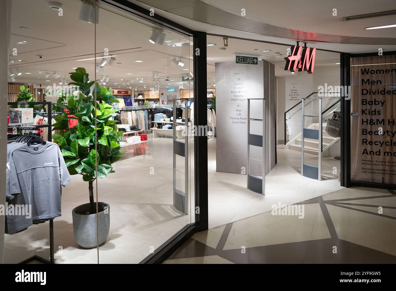 KUALA LUMPUR, MALAYSIA - MARCH 15, 2023: entrance to H and M store in ...