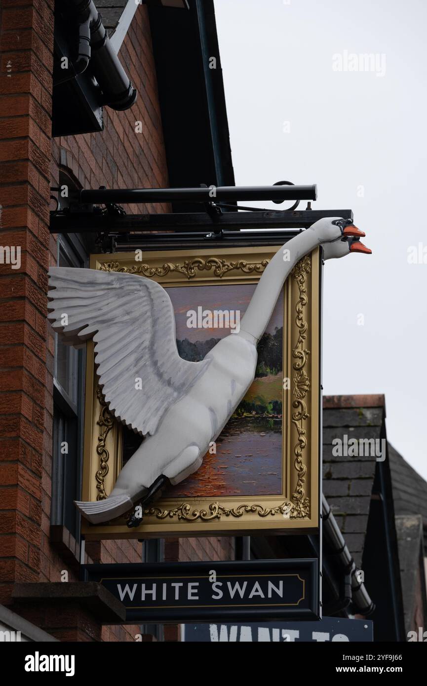 The white swan pub sign hi-res stock photography and images - Alamy