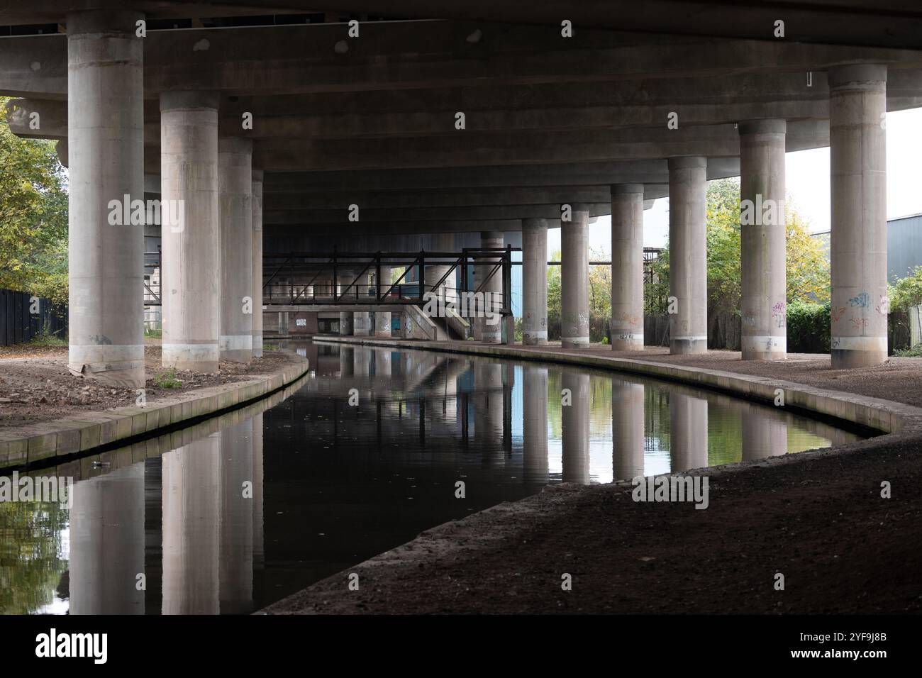 M5 motorway flyover over the Birmingham Old Main Line Canal, Oldbury ...